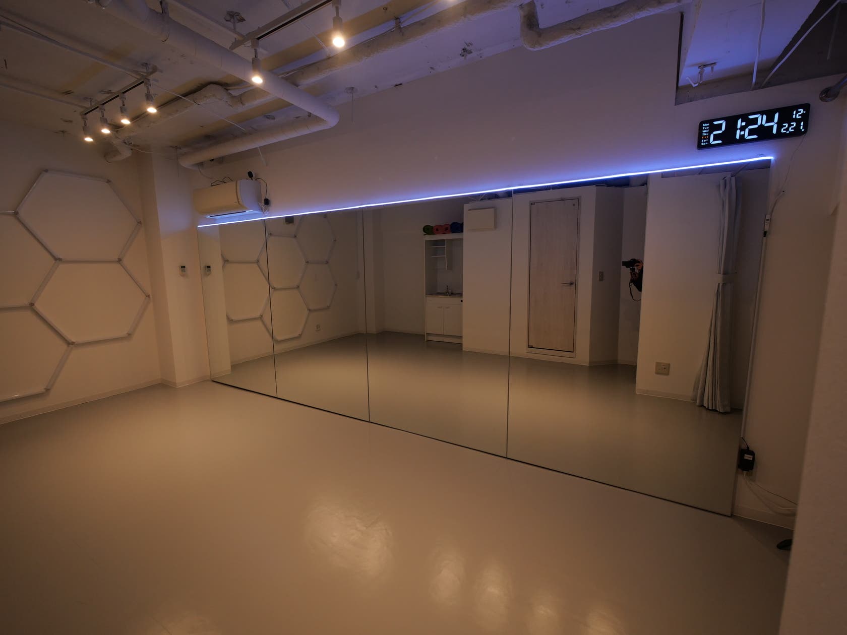 【柏駅4分】真っ白な内装で清潔感✨｜20平米｜リノリュウム床｜天井高く開放的｜5人で余裕でダンス👍｜撮影映えLED完備🎥の写真12