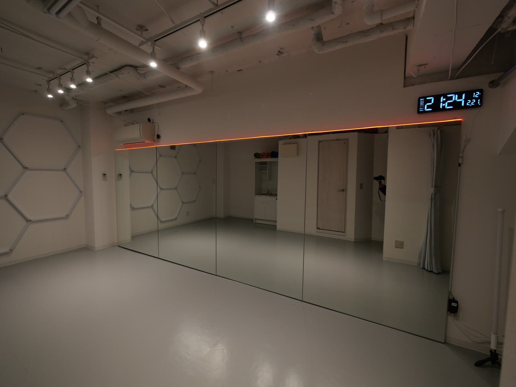 【柏駅4分】真っ白な内装で清潔感✨｜20平米｜リノリュウム床｜天井高く開放的｜5人で余裕でダンス👍｜撮影映えLED完備🎥の写真13