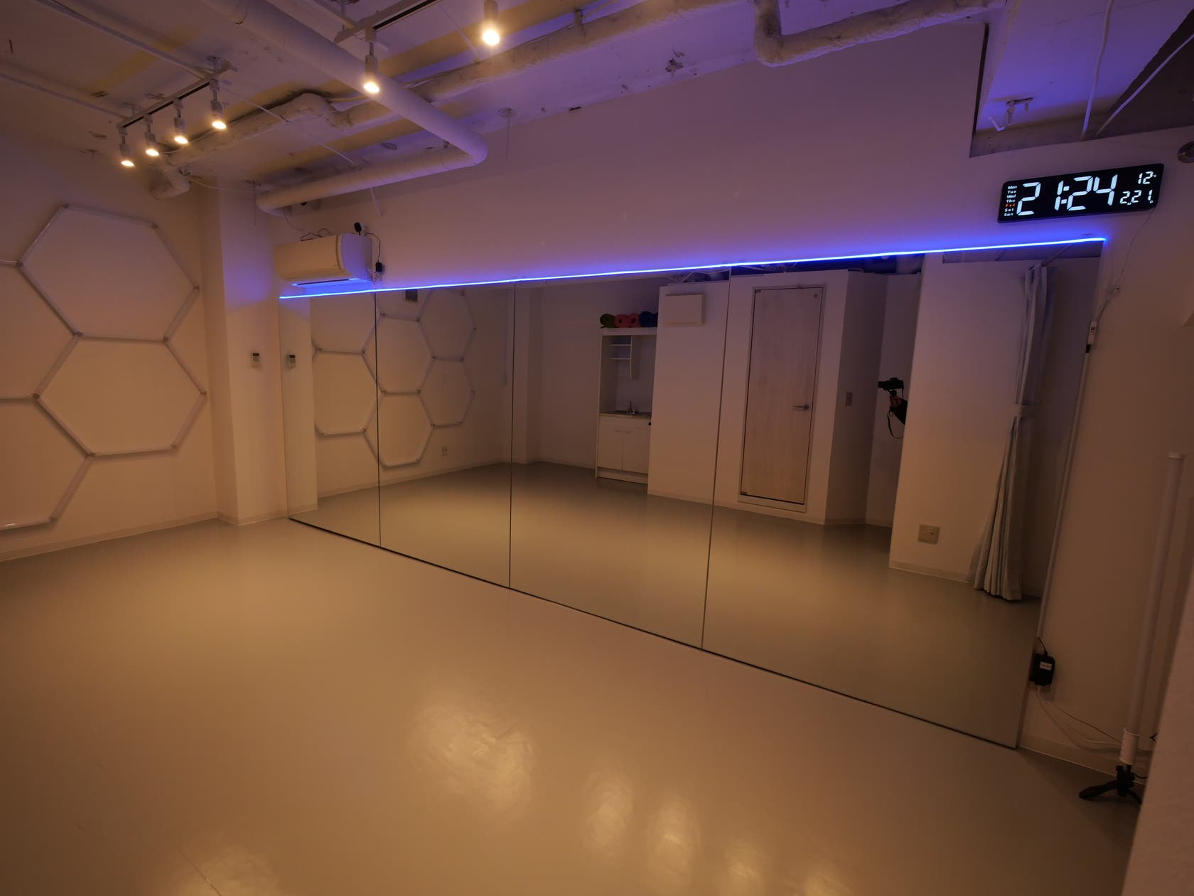 【柏駅4分】真っ白な内装で清潔感✨｜20平米｜リノリュウム床｜天井高く開放的｜5人で余裕でダンス👍｜撮影映えLED完備🎥の写真14