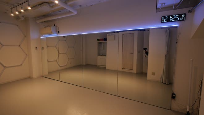 【柏駅4分】真っ白な内装で清潔感✨|20平米|リノリュウム床|天井高く開放的|5人で余裕でダンス👍|撮影映えLED完備🎥の写真15