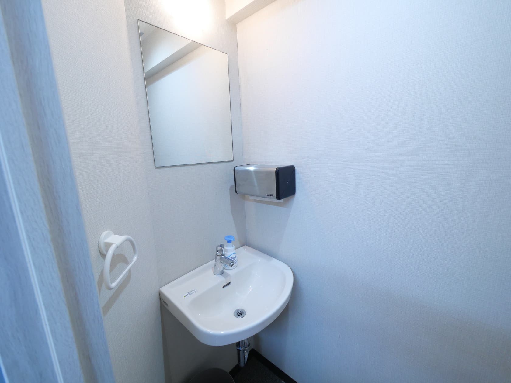 【柏駅4分】真っ白な内装で清潔感✨｜20平米｜リノリュウム床｜天井高く開放的｜5人で余裕でダンス👍｜撮影映えLED完備🎥の写真20