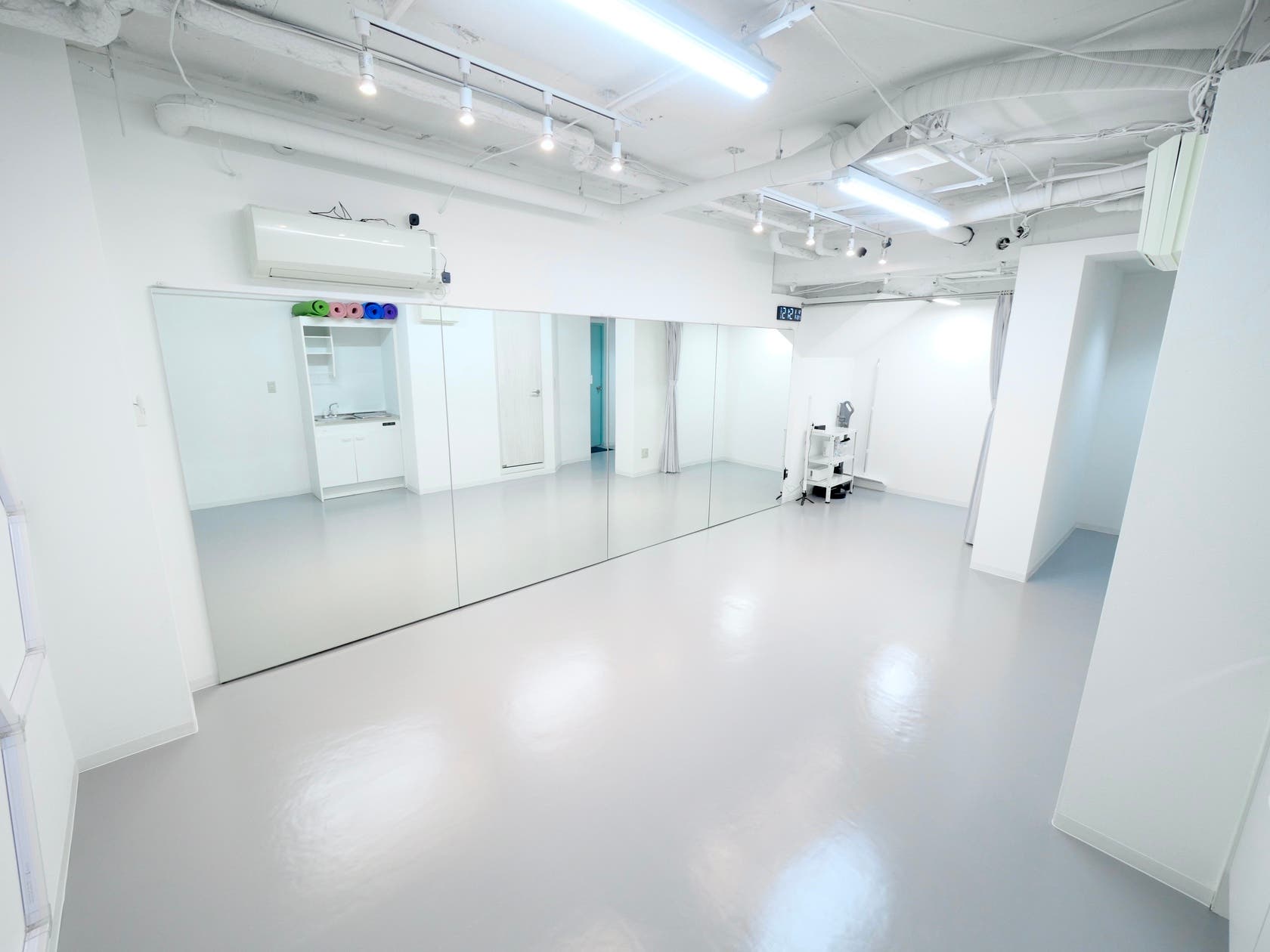 【柏駅4分】真っ白な内装で清潔感✨｜20平米｜リノリュウム床｜天井高く開放的｜5人で余裕でダンス👍｜撮影映えLED完備🎥の写真1