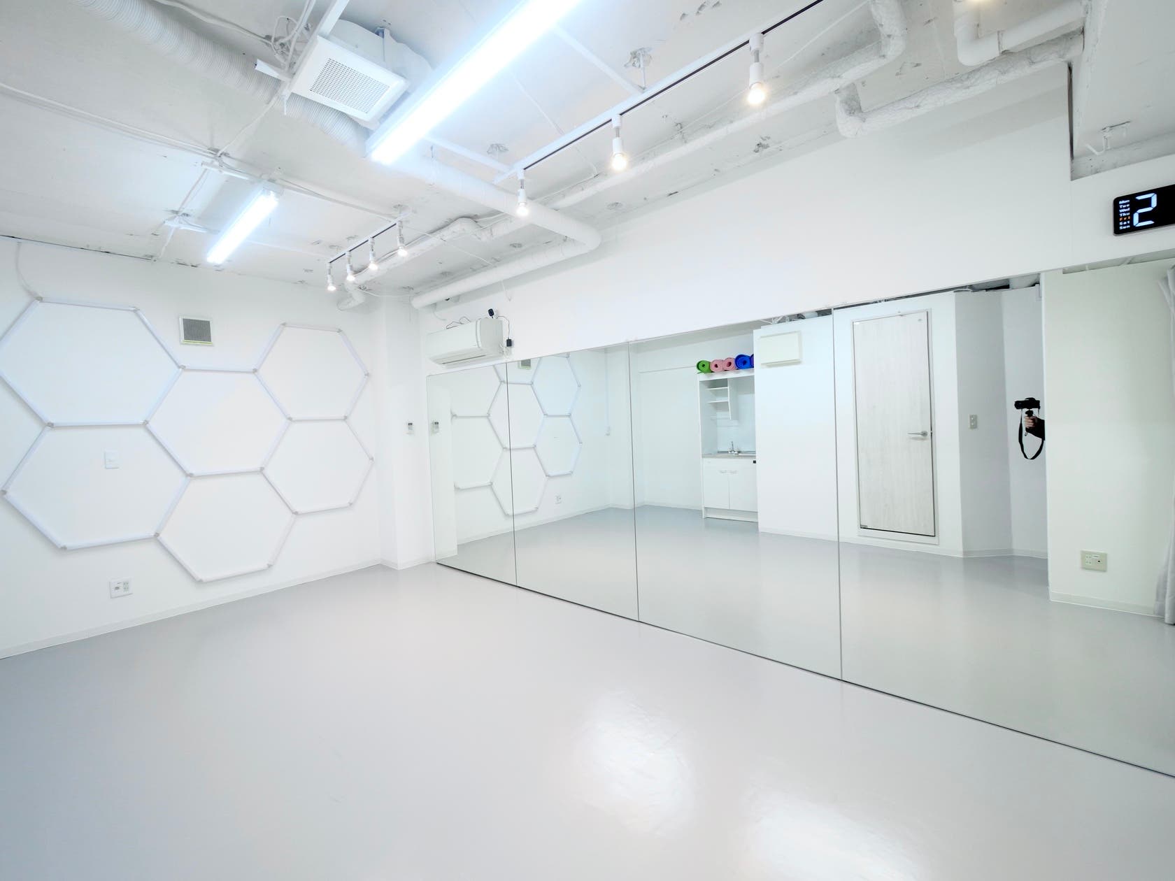 【柏駅4分】真っ白な内装で清潔感✨｜20平米｜リノリュウム床｜天井高く開放的｜5人で余裕でダンス👍｜撮影映えLED完備🎥の写真2