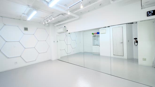 【柏駅4分】真っ白な内装で清潔感✨|20平米|リノリュウム床|天井高く開放的|5人で余裕でダンス👍|撮影映えLED完備🎥の写真2