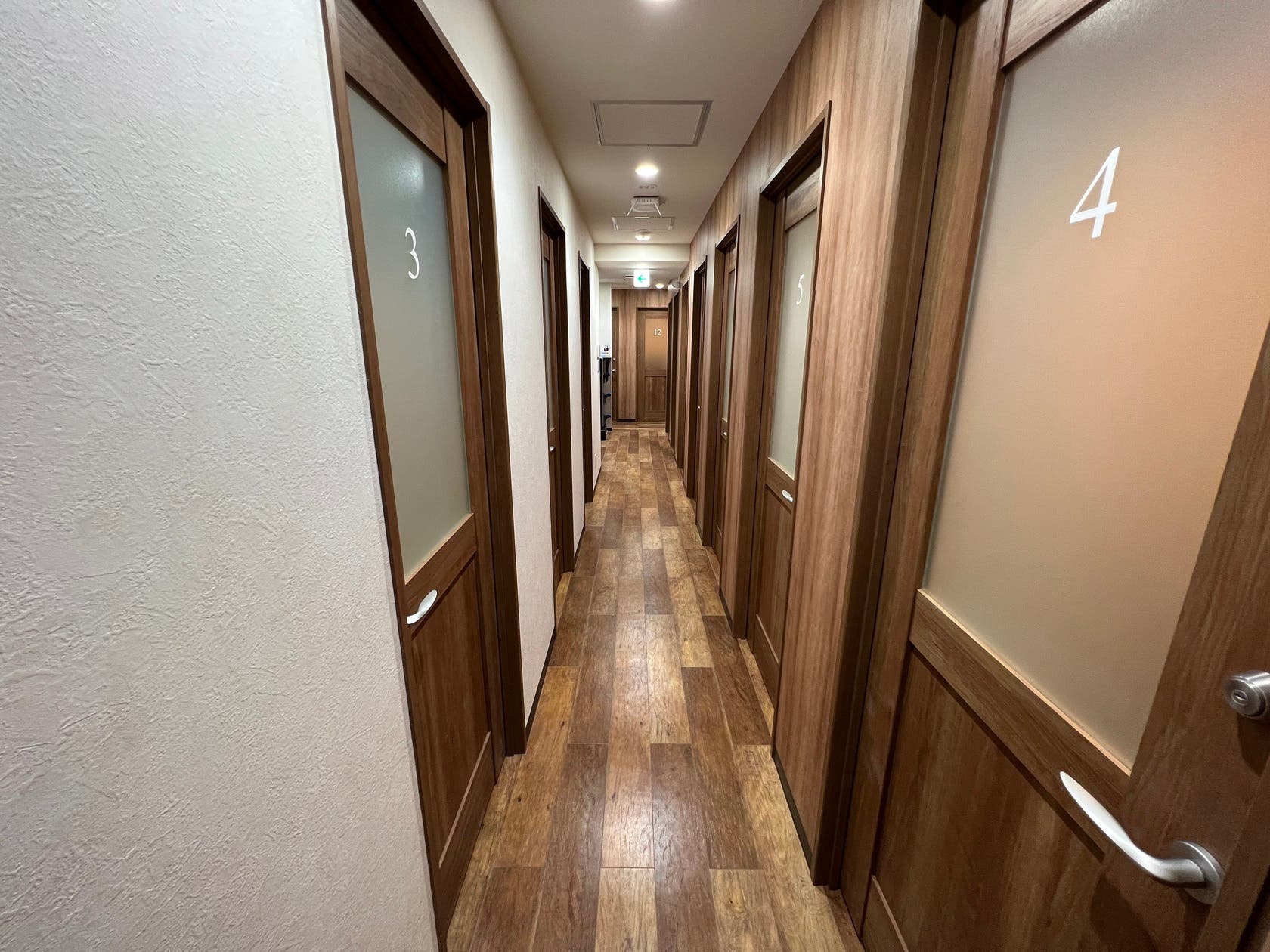 【1名用完全個室／1時間500円】赤坂見附駅から徒歩20秒！＜ブース1＞の写真7