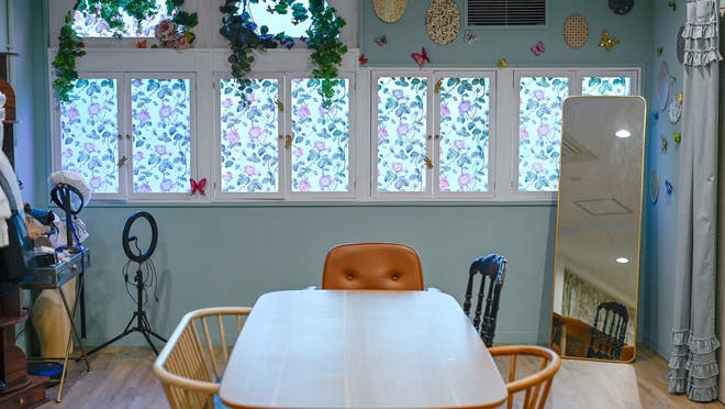 【新宿御苑前駅から徒歩4分】アンティーク家具盛りだくさんの100平米のレンタルスタジオの写真3