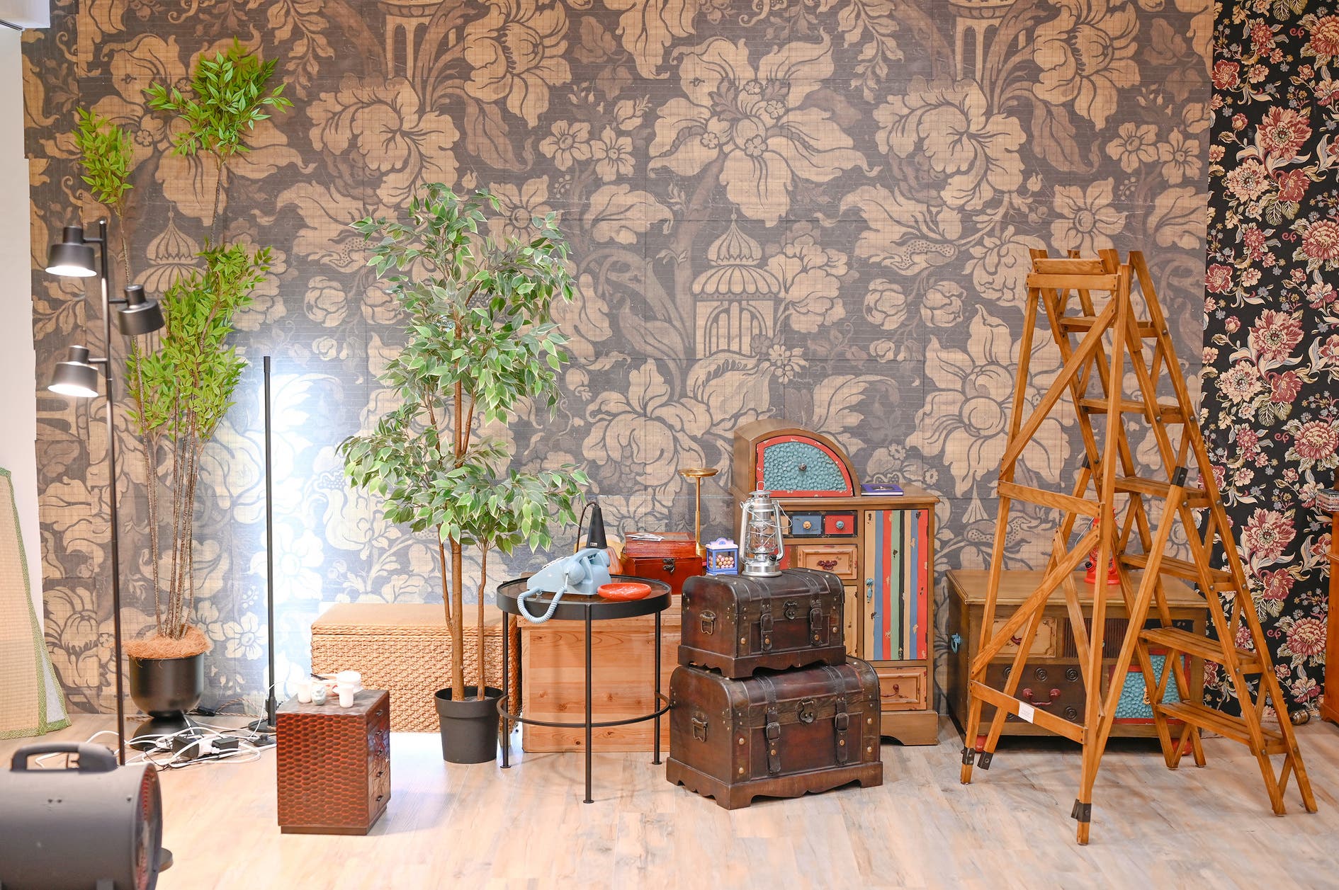 【新宿御苑前駅から徒歩4分】アンティーク家具盛りだくさんの100平米のレンタルスタジオの写真6