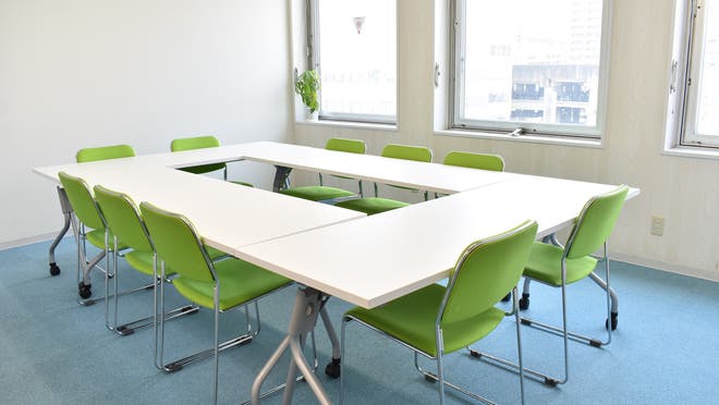 【高崎駅東口徒歩2分】デッキ直結でアクセス抜群!日当たりが良く明るいお部屋で商談やお打ち合わせに最適です(12名着席可能)の写真1