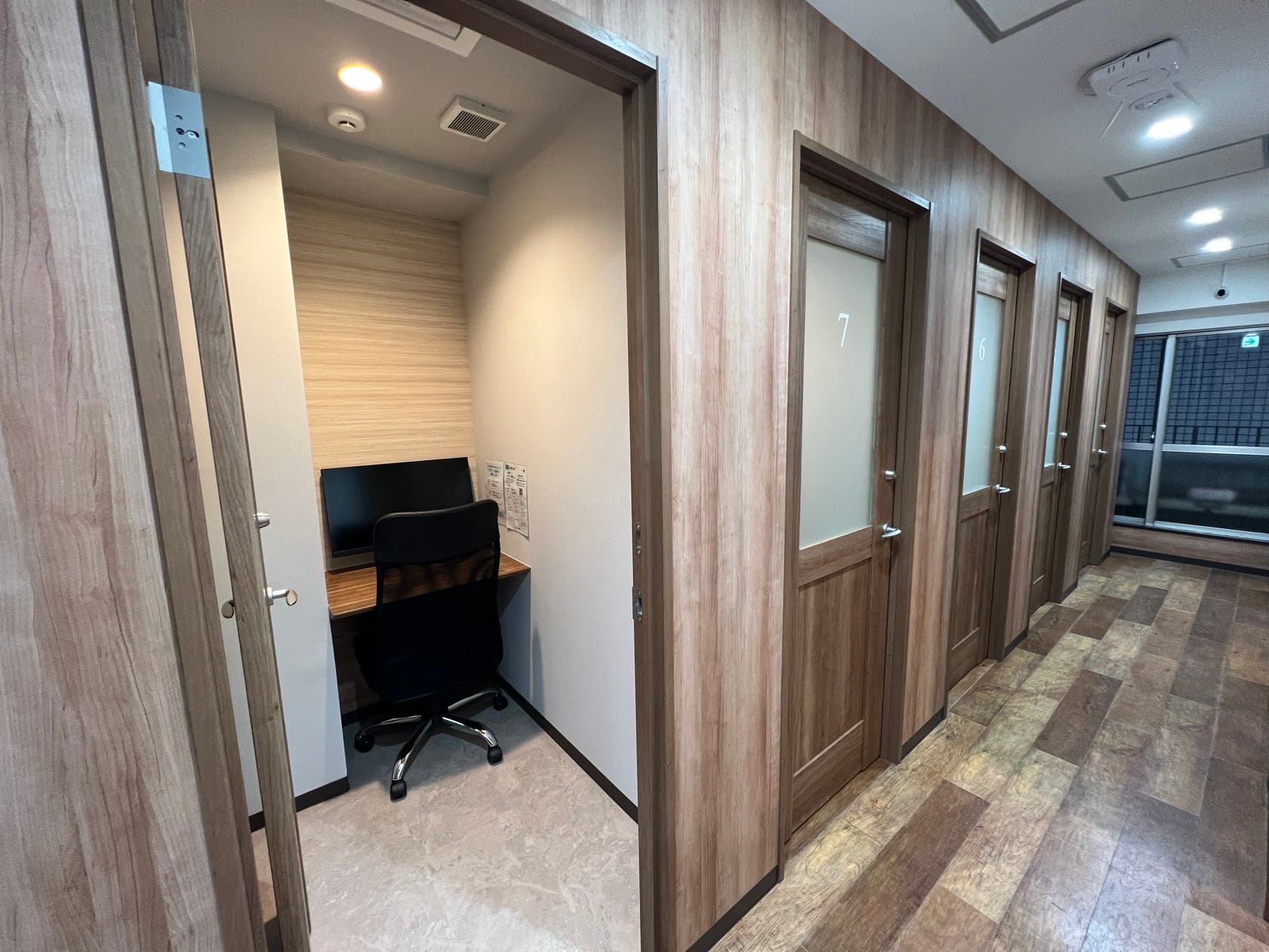 【1名用完全個室／1時間500円】赤坂見附駅から徒歩20秒！＜ブース4＞の写真5