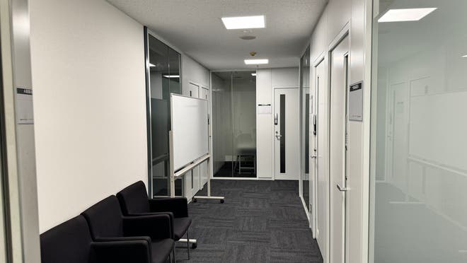 【リロの会議室】五反田KANPAIビル 1階 RoomC 五反田駅徒歩5分、少人数の打ち合わせに最適です。の写真4