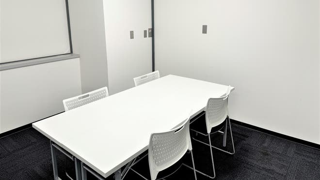【リロの会議室】五反田KANPAIビル 1階 RoomC 五反田駅徒歩5分、少人数の打ち合わせに最適です。の写真1