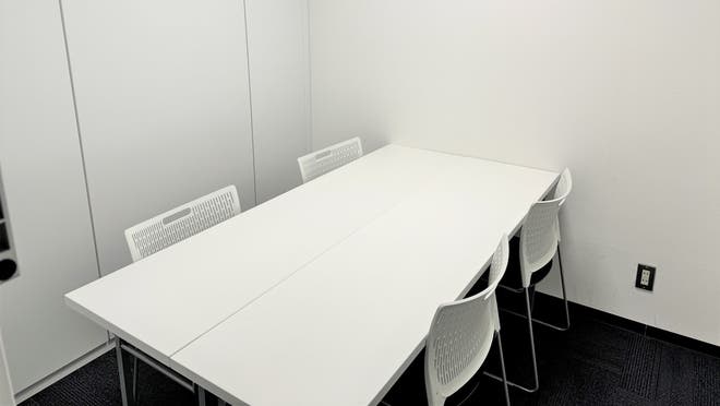 【リロの会議室】五反田KANPAIビル 1階 RoomD 五反田駅徒歩5分、商談やミーティングに最適です。の写真1