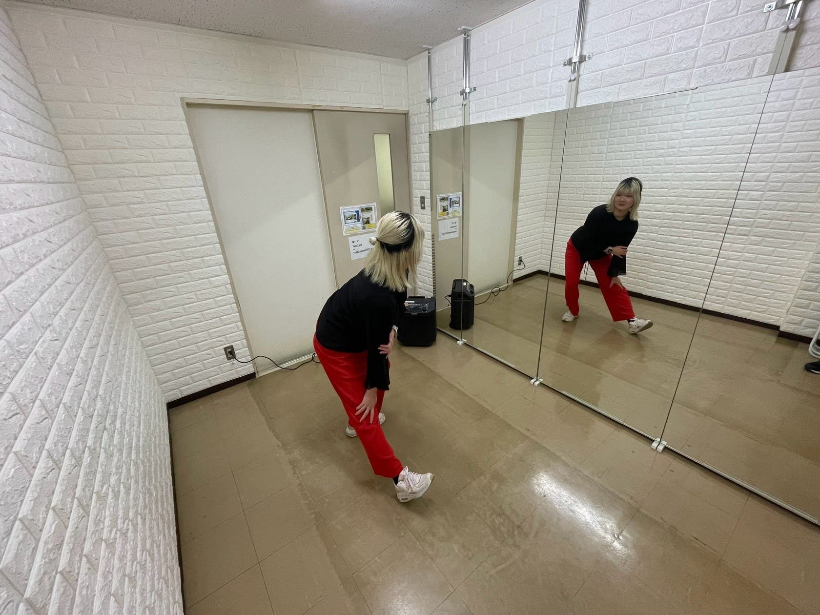 JR新宿駅南口より徒歩4分、THビル2階Fルームの写真2