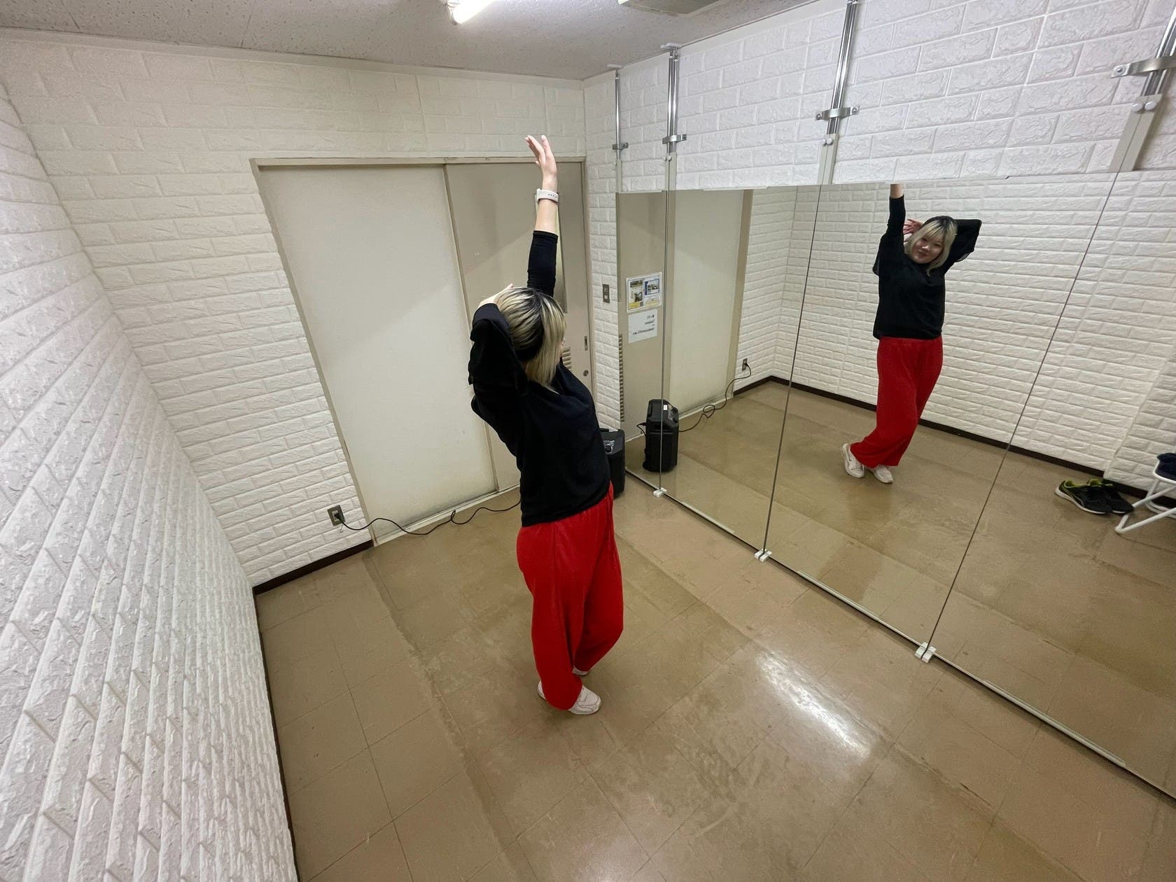 JR新宿駅南口より徒歩4分、THビル2階Fルームの写真3