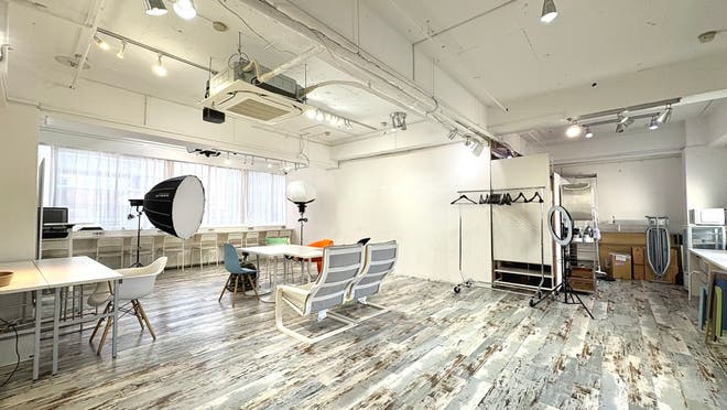 1号店 窓5m自然光◎|新宿西口駅2分/JR新宿駅7分|機材無料◎撮影スタジオ|土足可!エレベーター有|90平米の写真2