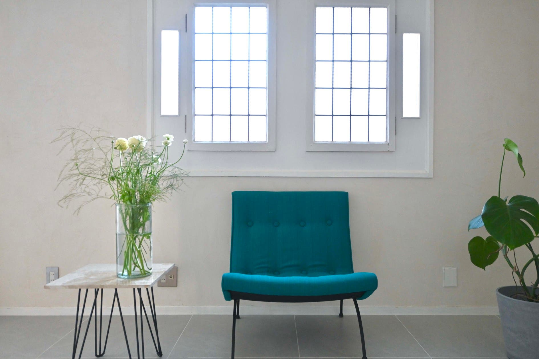 《 HOUSE124 / 2階スタジオ＋1階ダイニング 》 自然光とタイル床、ヴィンテージ窓、椅子。撮影、動画、一軒家スタジオの写真6