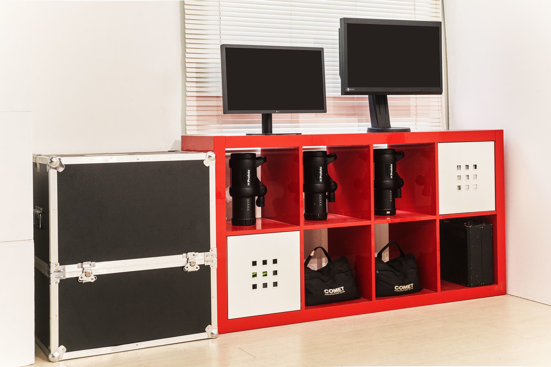 メイクブース、シャンプー台完備で、美容関連の撮影に最適なスタジオ。白ホリゾントを備え、ヘアスタイル撮影、美容関連セミナーにお勧めの写真6