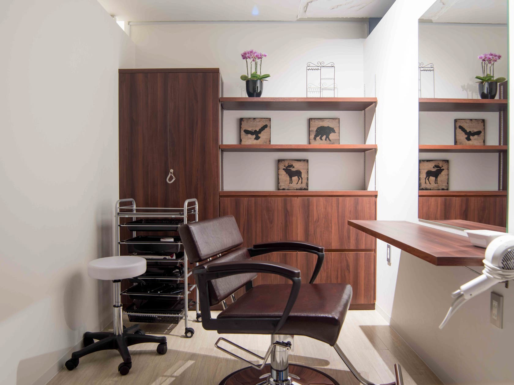 メイクブース、シャンプー台完備で、美容関連の撮影に最適なスタジオ。白ホリゾントを備え、ヘアスタイル撮影、美容関連セミナーにお勧めの写真9