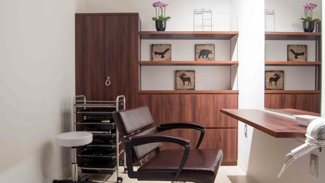 メイクブース、シャンプー台完備で、美容関連の撮影に最適なスタジオ。白ホリゾントを備え、ヘアスタイル撮影、美容関連セミナーにお勧めの写真9