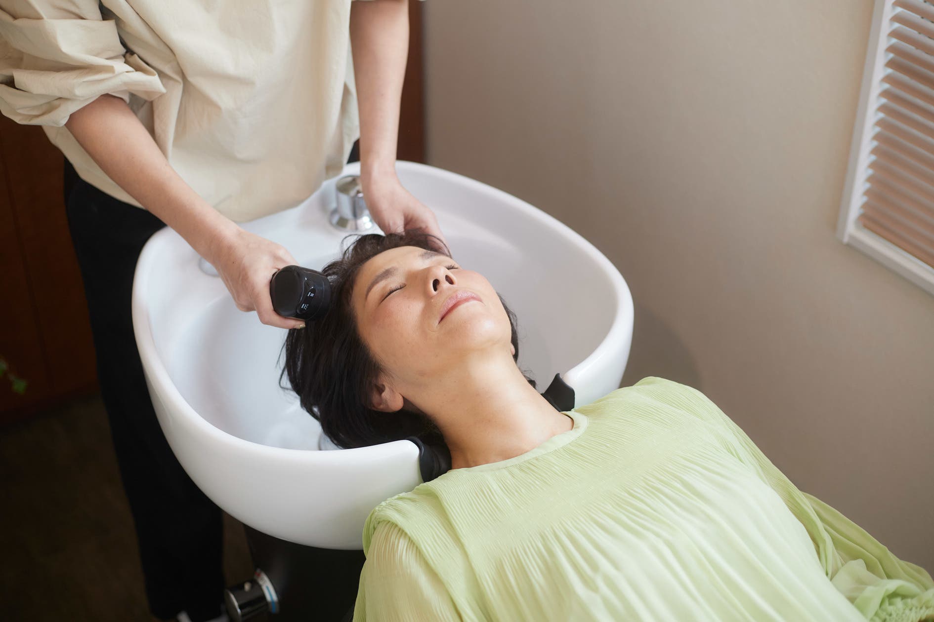 メイクブース、シャンプー台完備で、美容関連の撮影に最適なスタジオ。白ホリゾントを備え、ヘアスタイル撮影、美容関連セミナーにお勧めの写真12