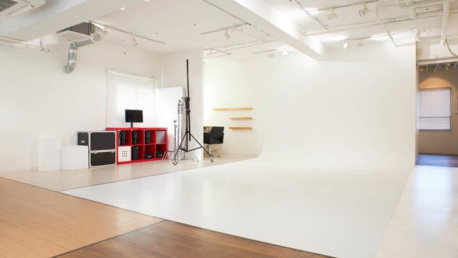 メイクブース、シャンプー台完備で、美容関連の撮影に最適なスタジオ。白ホリゾントを備え、ヘアスタイル撮影、美容関連セミナーにお勧めの写真1