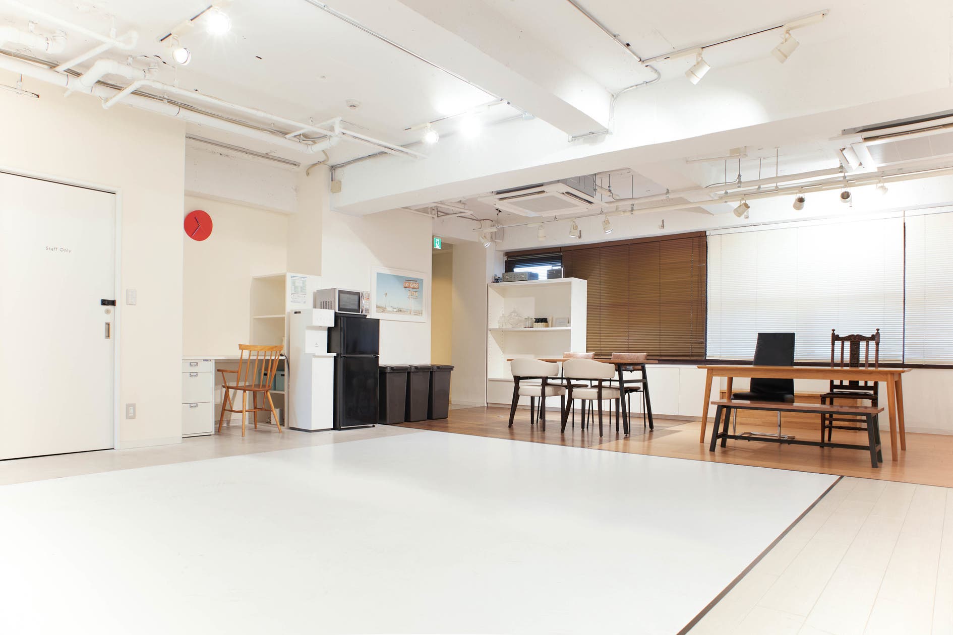 メイクブース、シャンプー台完備で、美容関連の撮影に最適なスタジオ。白ホリゾントを備え、ヘアスタイル撮影、美容関連セミナーにお勧めの写真4