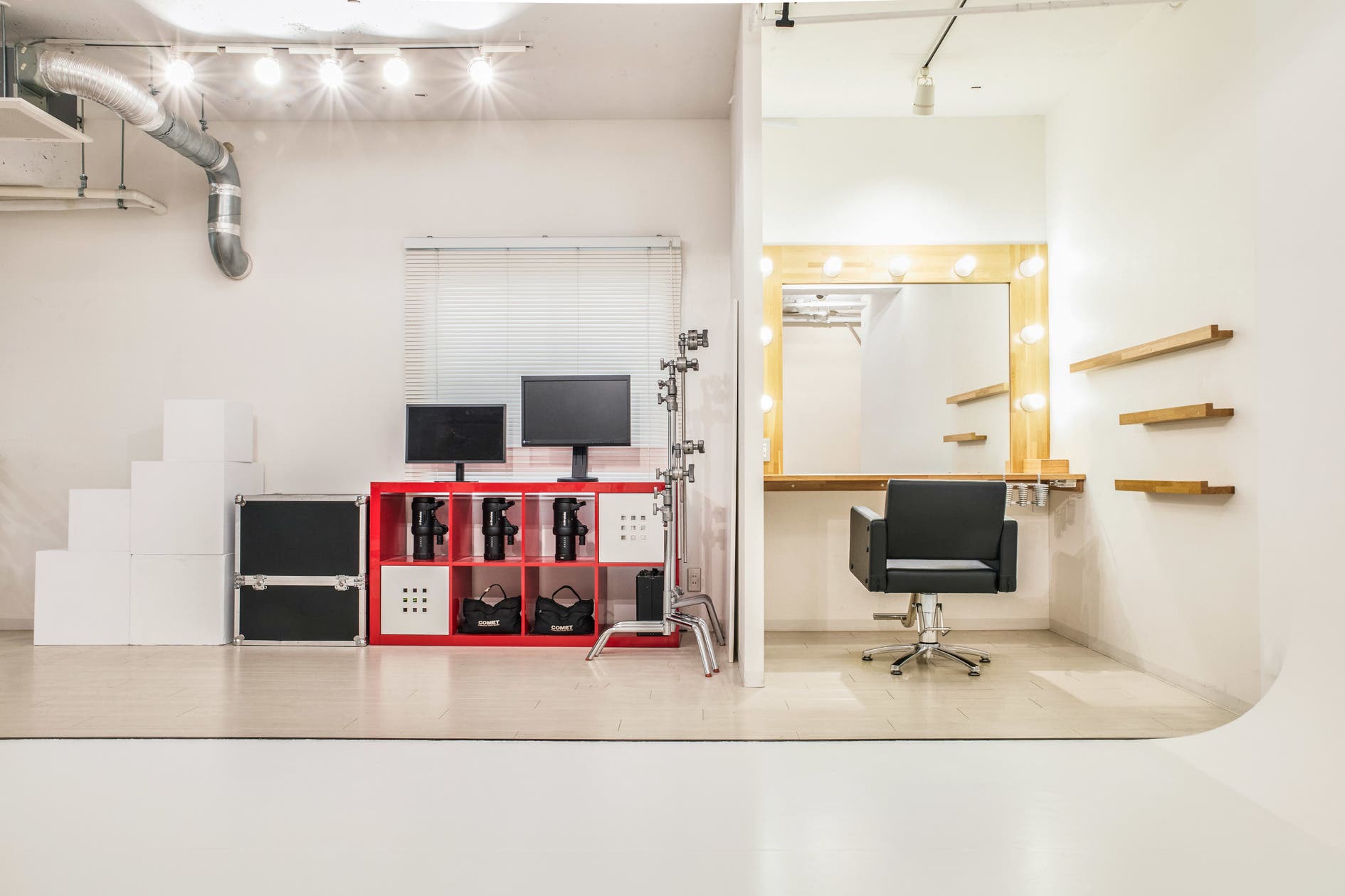 メイクブース、シャンプー台完備で、美容関連の撮影に最適なスタジオ。白ホリゾントを備え、ヘアスタイル撮影、美容関連セミナーにお勧めの写真5