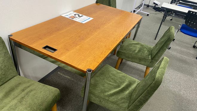 【さぎ沼貸し会議室2】鷺沼駅10秒!エアコン付!オフィス感高い!さぎ沼貸し会議室、打ち合わせ&勉強&作業デスクの写真1