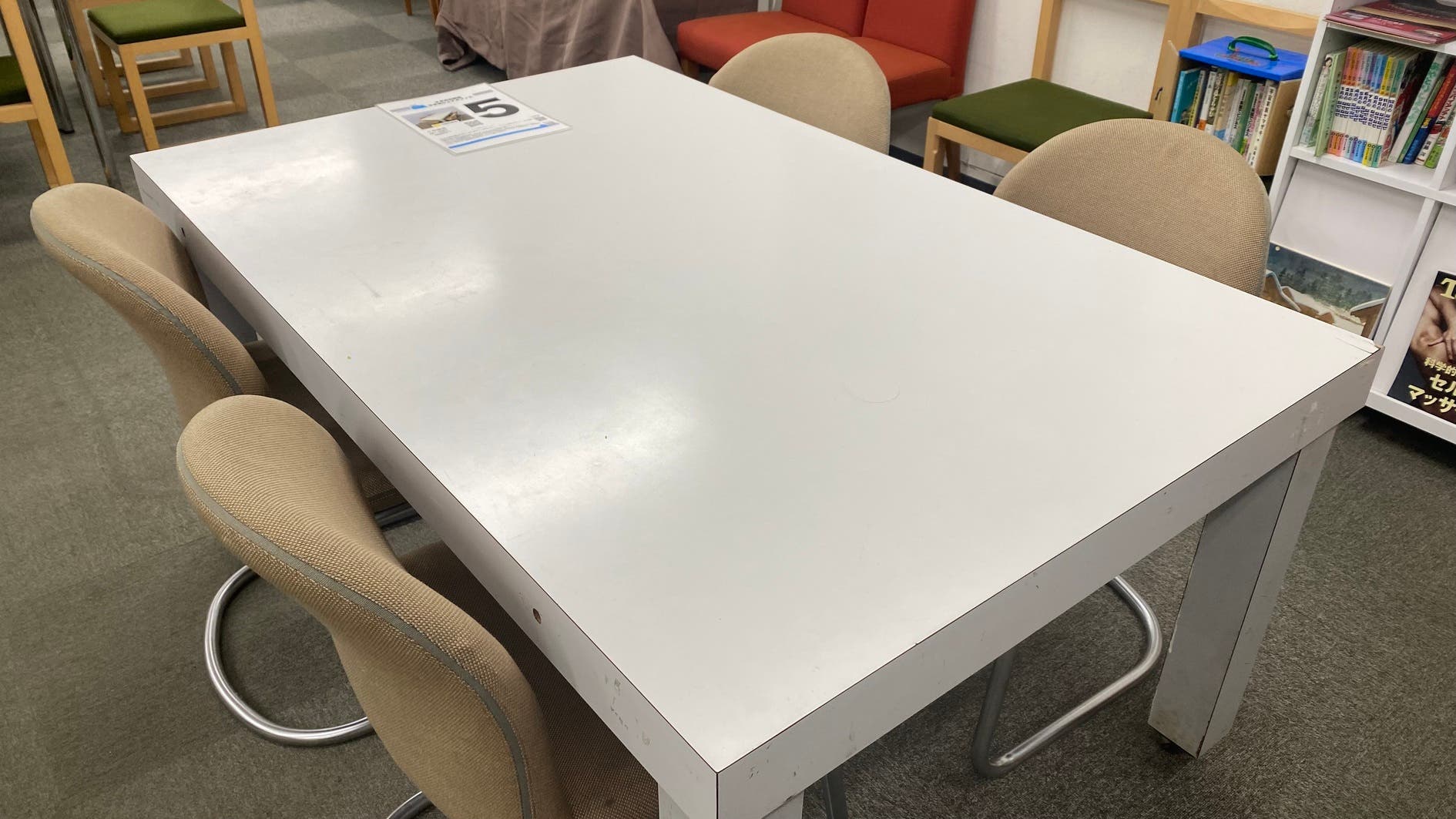 【さぎ沼貸し会議室５】鷺沼駅10秒！エアコン付！オフィス感高い！さぎ沼貸し会議室、打ち合わせ＆勉強＆作業デスク。の写真1