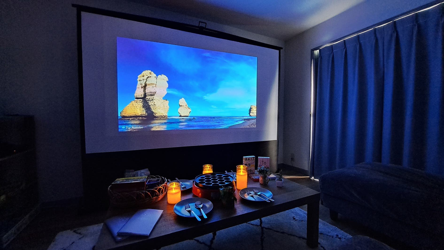 【🎄12月セール割引中】駅前好立地！（元町駅徒歩3分・三宮駅徒歩5分）大きなソファでくつろぐあなただけのシアタールーム🎦の写真2