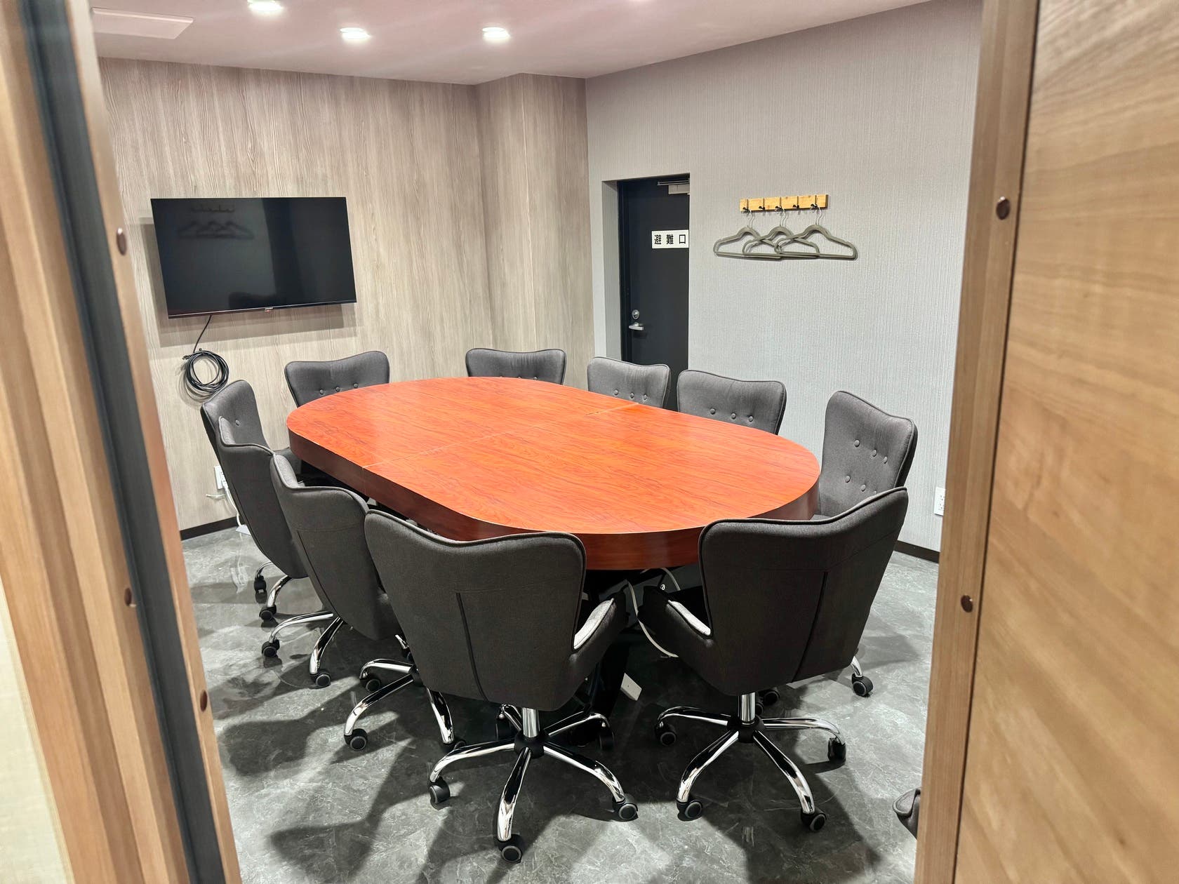 【¥990/30分！目黒駅東口徒歩1分】モニター・フリードリンク付き10名会議室（Room C）※予約時間前は入室不可の写真1