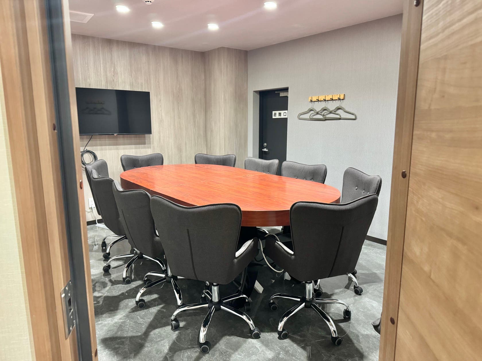 【¥990/30分！目黒駅東口徒歩1分】モニター・フリードリンク付き10名会議室（Room C）※予約時間前は入室不可の写真2