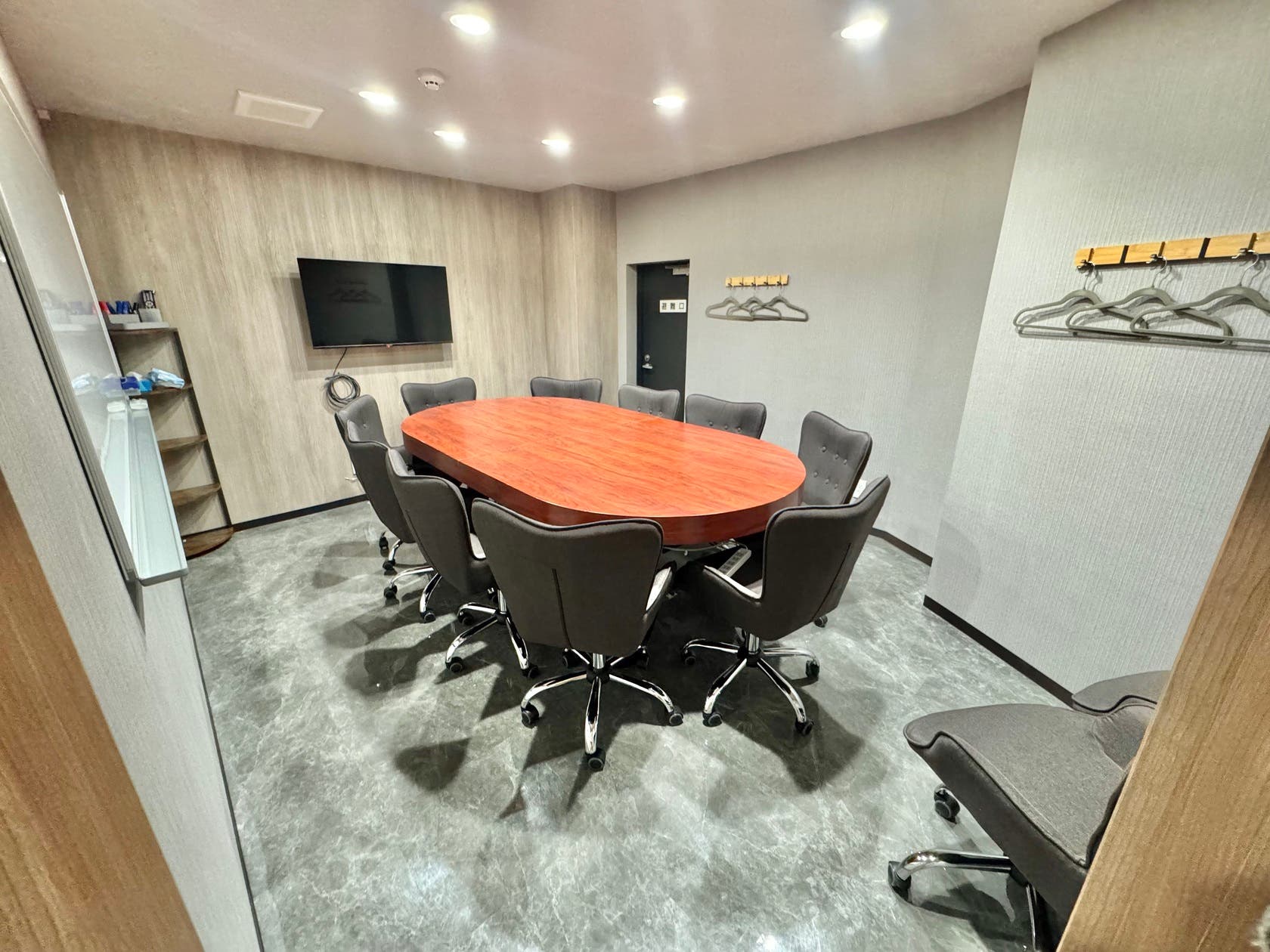 【¥990/30分！目黒駅東口徒歩1分】モニター・フリードリンク付き10名会議室（Room C）※予約時間前は入室不可の写真3