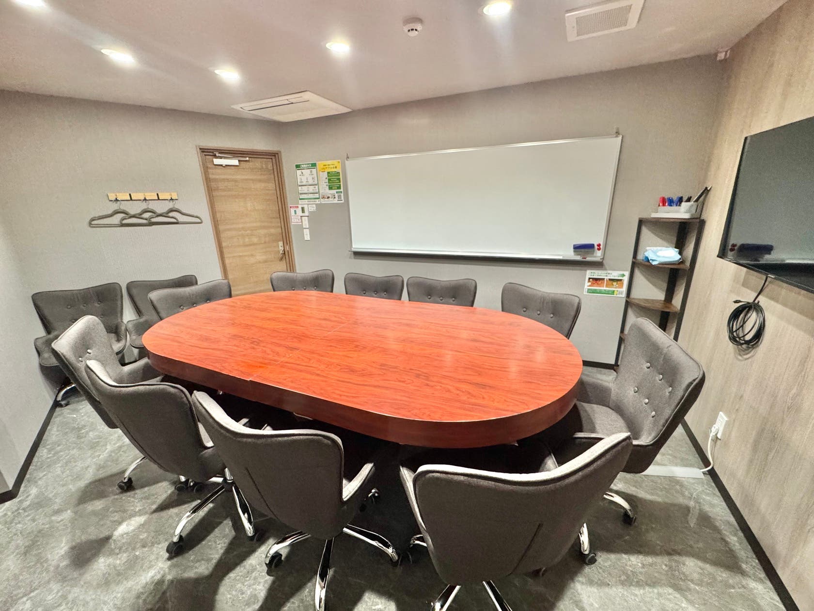 【¥990/30分！目黒駅東口徒歩1分】モニター・フリードリンク付き10名会議室（Room C）※予約時間前は入室不可の写真4