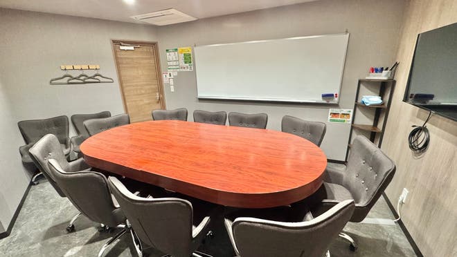 【¥990/30分!目黒駅東口徒歩1分】モニター・フリードリンク付き10名会議室(Room C)※予約時間前は入室不可の写真4