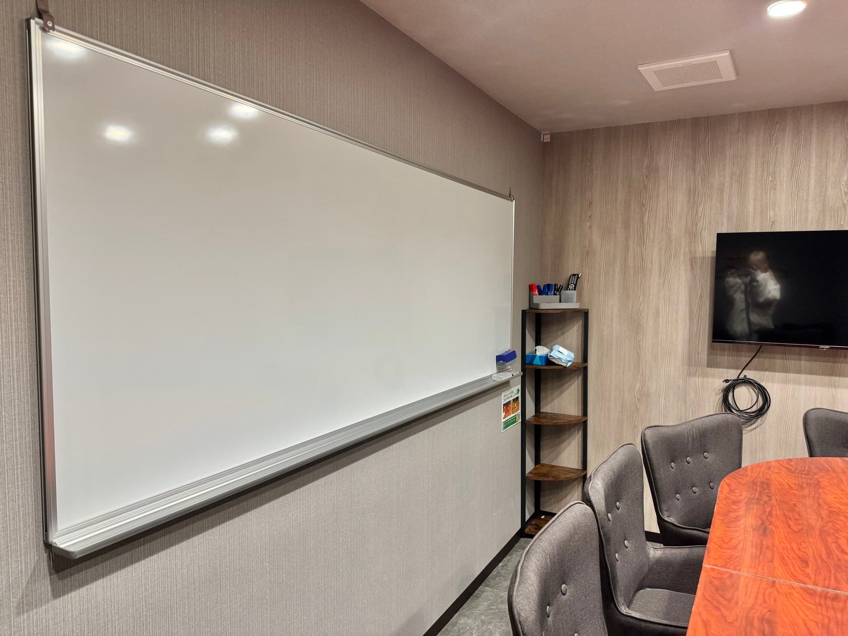 【¥990/30分！目黒駅東口徒歩1分】モニター・フリードリンク付き10名会議室（Room C）※予約時間前は入室不可の写真8