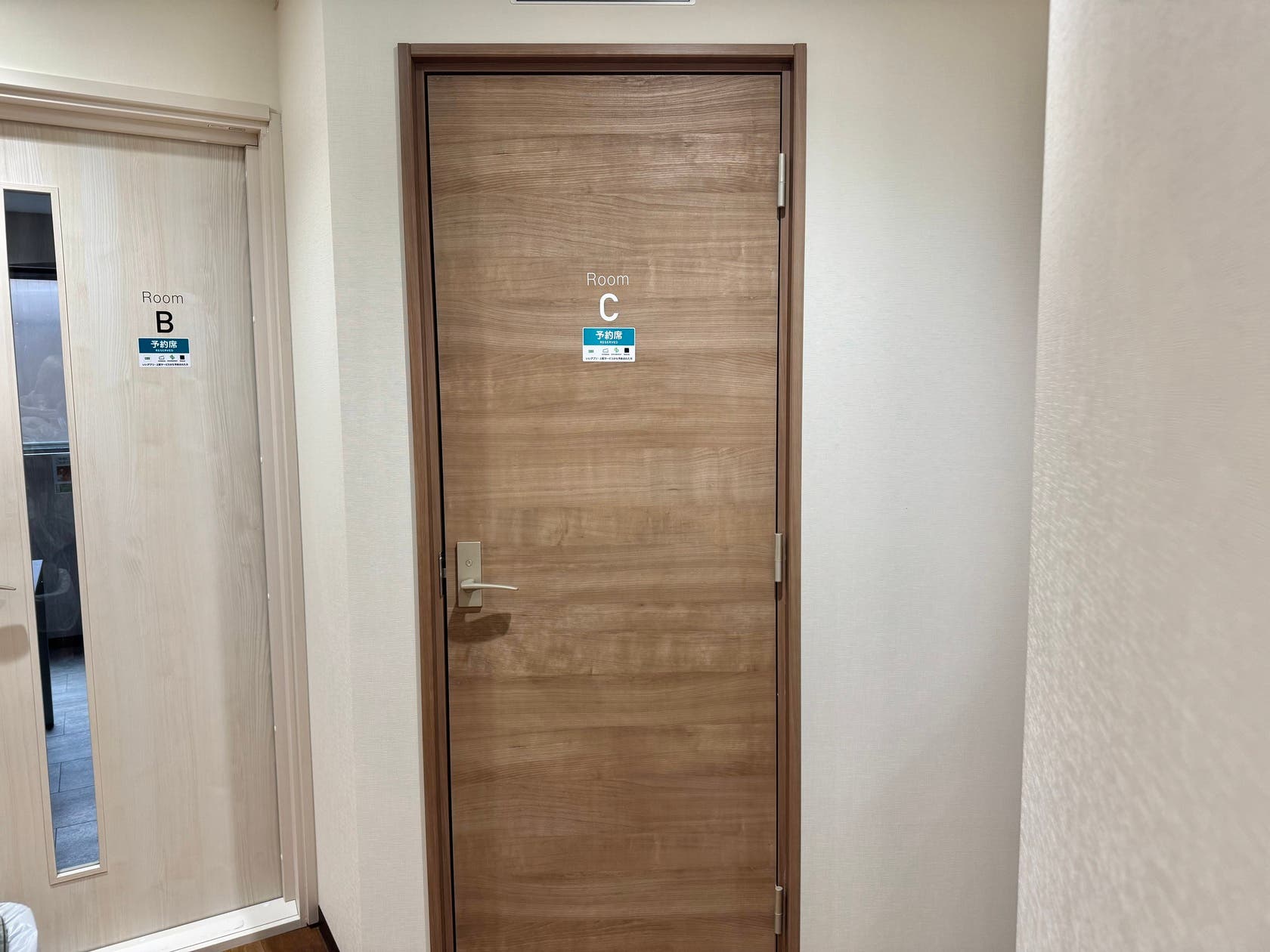 【¥990/30分！目黒駅東口徒歩1分】モニター・フリードリンク付き10名会議室（Room C）※予約時間前は入室不可の写真12