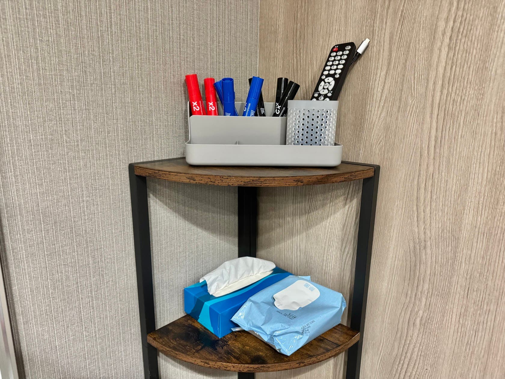 【¥990/30分！目黒駅東口徒歩1分】モニター・フリードリンク付き10名会議室（Room C）※予約時間前は入室不可の写真9