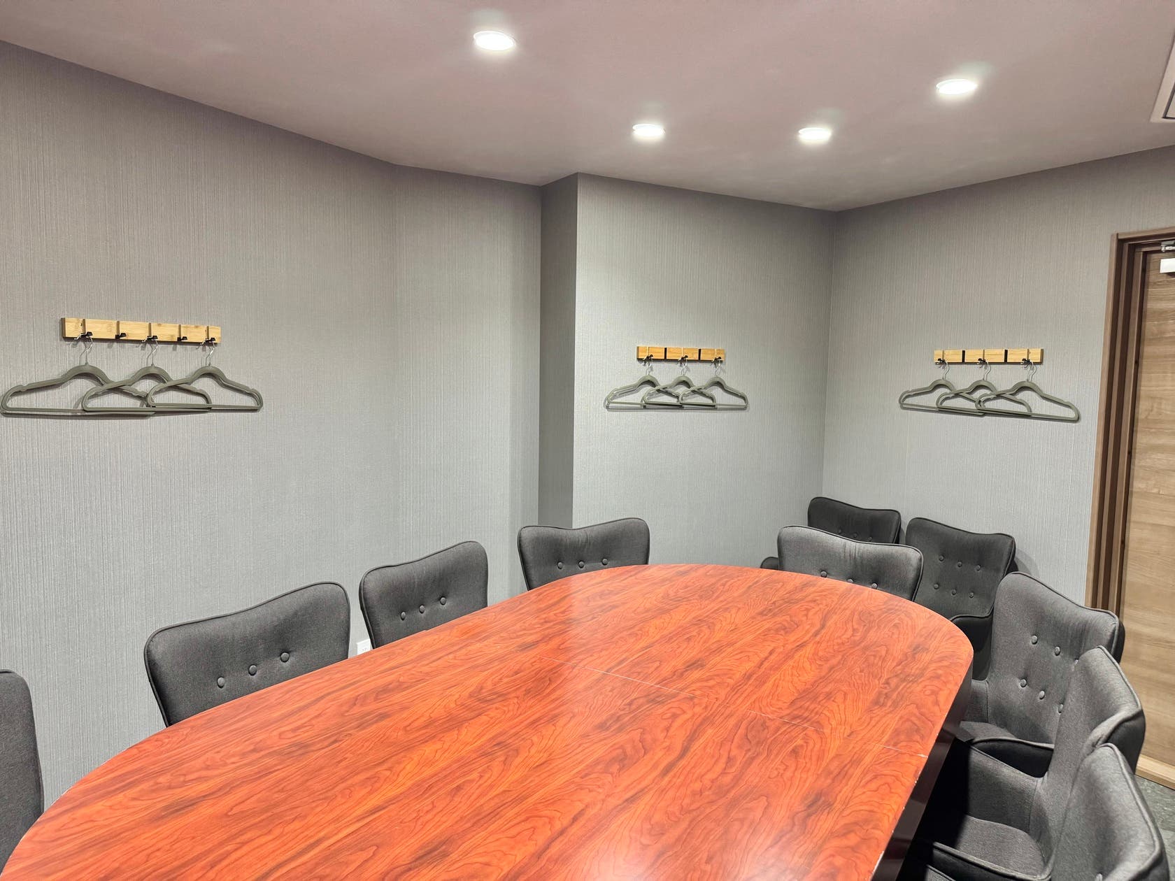 【¥990/30分！目黒駅東口徒歩1分】モニター・フリードリンク付き10名会議室（Room C）※予約時間前は入室不可の写真11