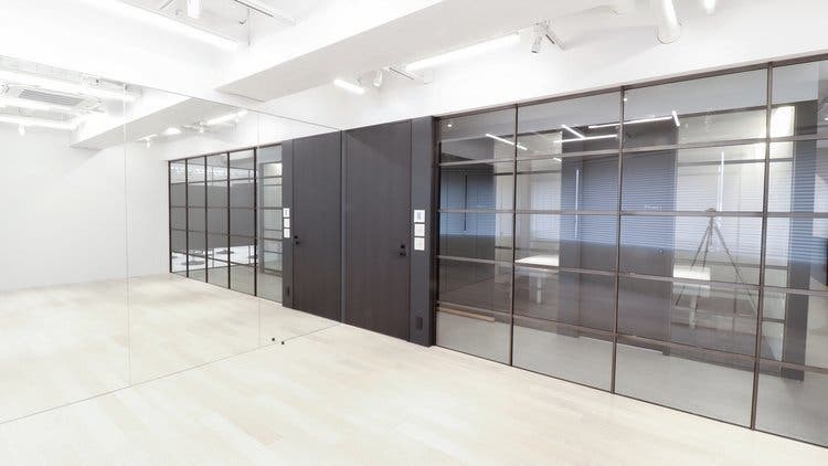 【Qnoirシェアサロン】外苑前駅徒歩2分/セミナー・ヘアメイク・撮影・施術・レッスン/多目的に使える鏡付きスタジオの写真1