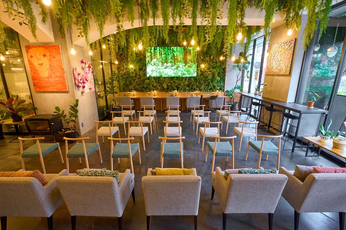 【銀座駅徒歩３分】カフェ併設の緑あふれるラウンジ🌿ワイドスクリーン◎ 会議・講座・説明会👩‍🏫 Wi‑Fi＆電源完備🔌の写真4