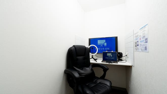 【フォーカスオン天満店④号室】1番広い!駅近出口20秒🚶/完全個室/高速光回線/24時間利用可能🕧モニター動画見放題・各種充電器の写真1