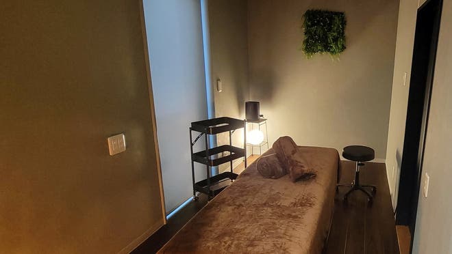 ✨清潔感がある完全個室とレトロな雰囲気が漂う、プライベートサロンです✨の写真1