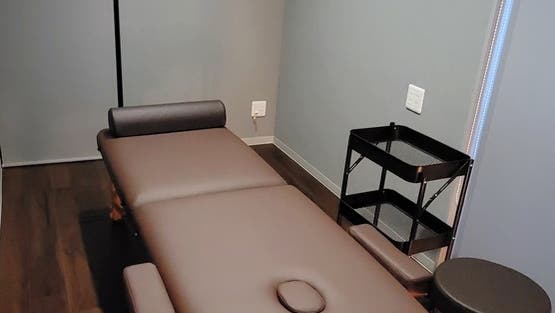 ✨清潔感がある完全個室とレトロな雰囲気が漂う、プライベートサロンです✨の写真3