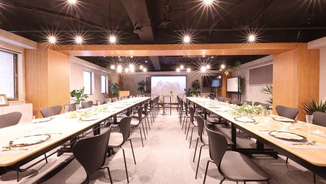 #エヌティGoburin【新宿三丁目】クリスマス🎄忘年会🤶駅徒歩2分/席数84立食90名飲食/120㌅画面/会議/セミナーの写真1