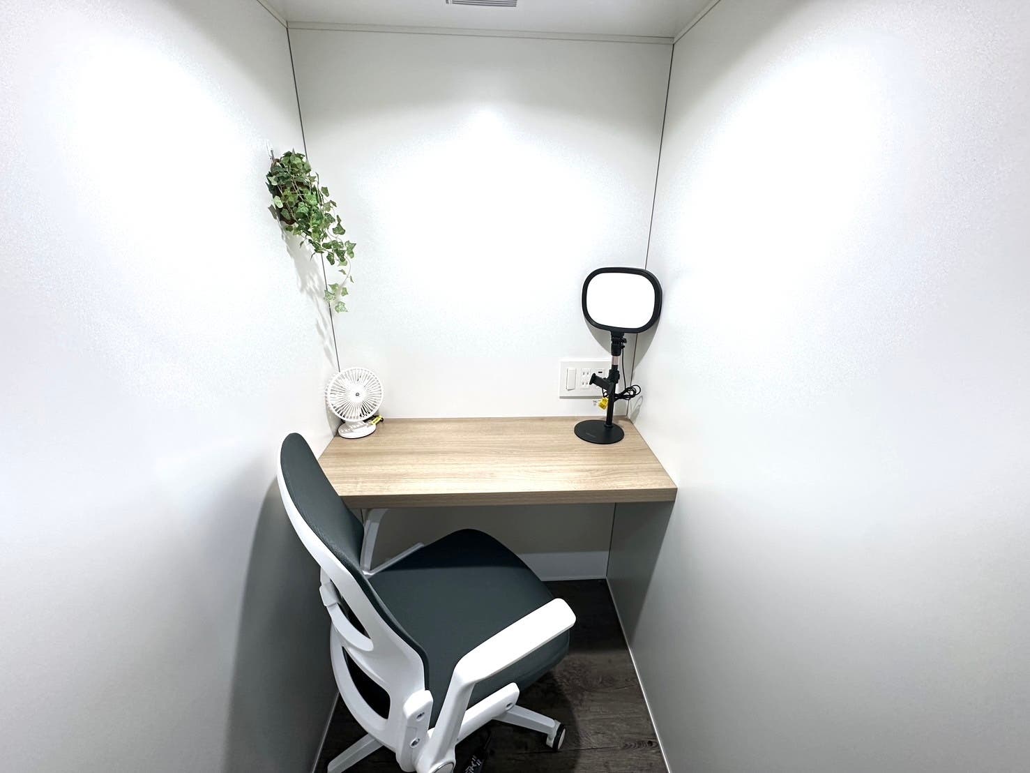 ＜PaO Work 川崎No.4＞京急川崎駅徒歩4分✨完全個室🚪光回線Wi-Fi📶電源🔌テレワーク/面接/自習/作業の写真1