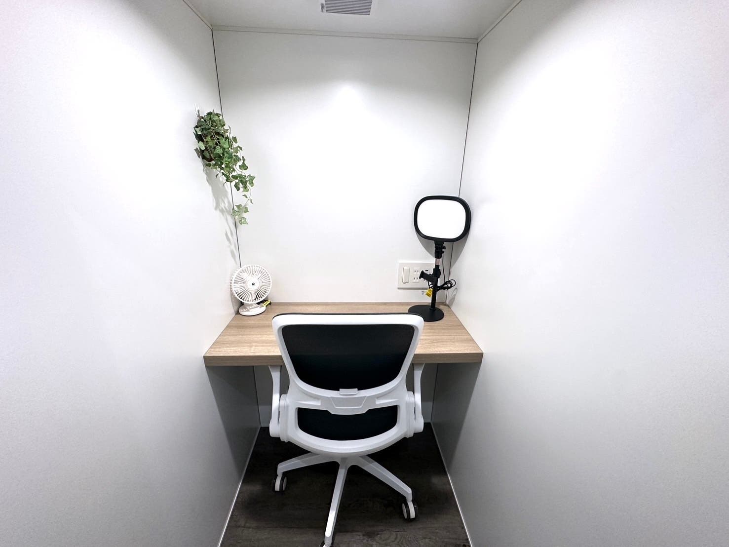 ＜PaO Work 川崎No.4＞京急川崎駅徒歩4分✨完全個室🚪光回線Wi-Fi📶電源🔌テレワーク/面接/自習/作業の写真3