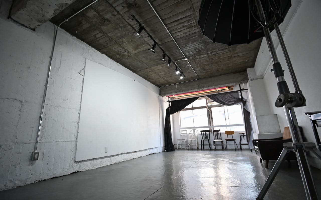 代々木ヴィンテージビル内の非現実的な白壁スタジオの写真5