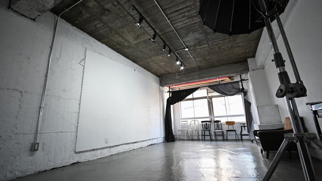 代々木ヴィンテージビル内の非現実的な白壁スタジオの写真5