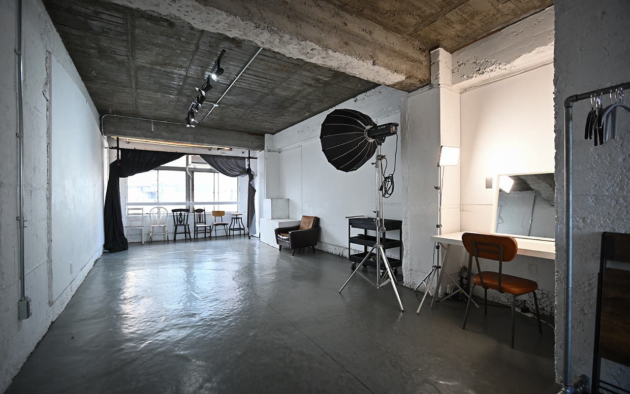 代々木ヴィンテージビル内の非現実的な白壁スタジオの写真9